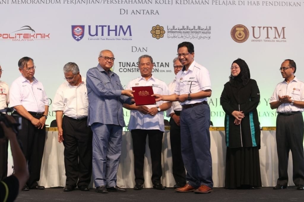 UTM Vice-Chancellor Signs MoU for the Construction of Student ...