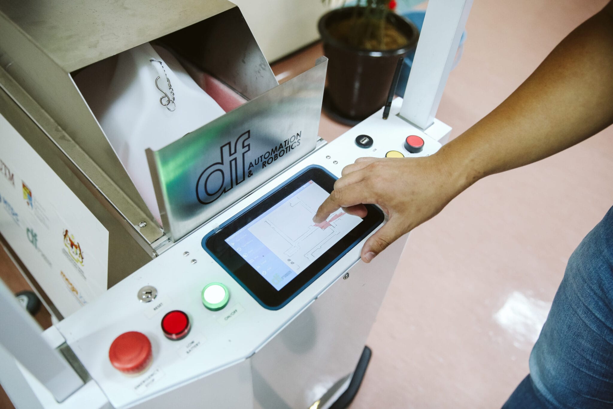 UTM, DF & HCTM Bangun Robot Pembersih Tangani COVID-19 – UTM NewsHub