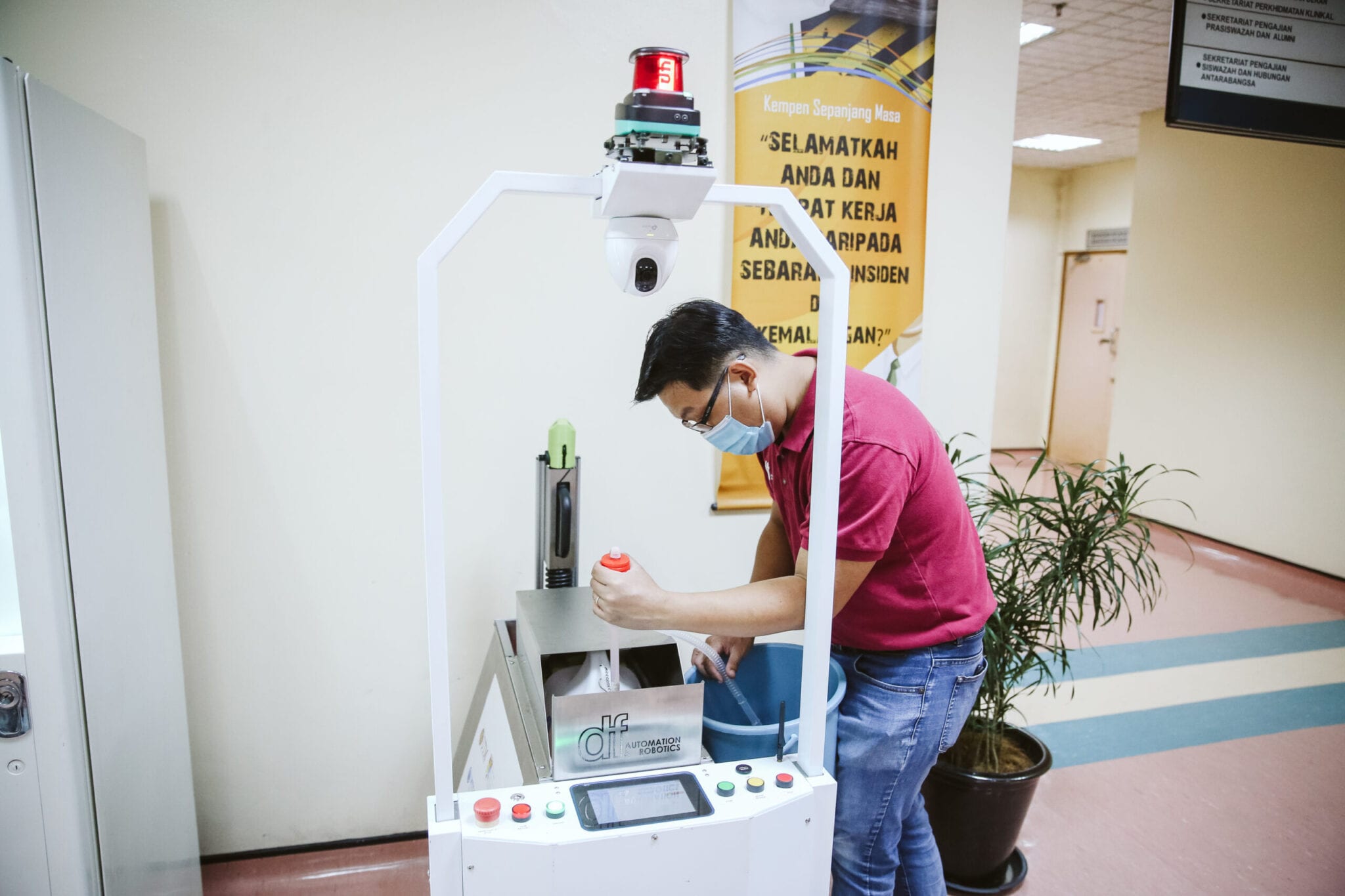 UTM, DF & HCTM Bangun Robot Pembersih Tangani COVID-19 – UTM NewsHub