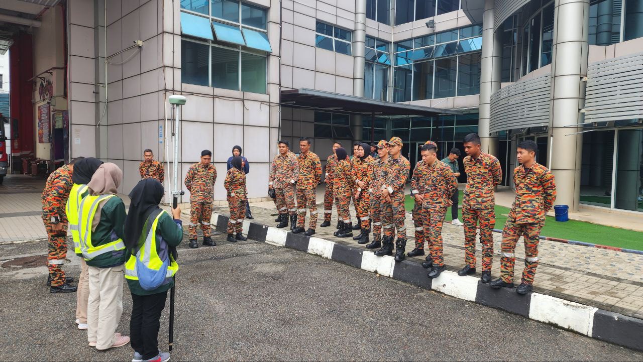 Pelajar Kejuruteraan Geomatik UTM kongsi ilmu teknologi GPS bersama ...
