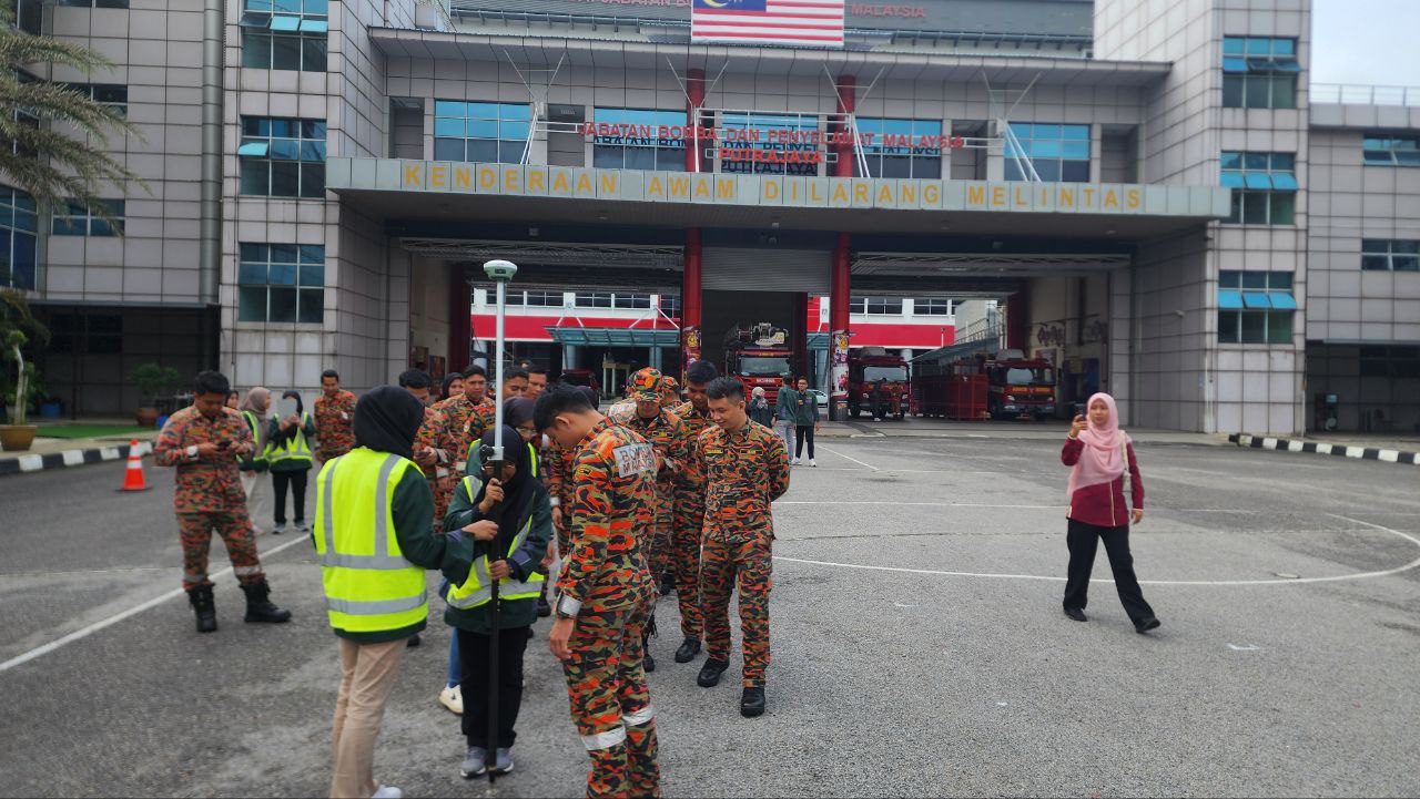 Pelajar Kejuruteraan Geomatik UTM kongsi ilmu teknologi GPS bersama ...