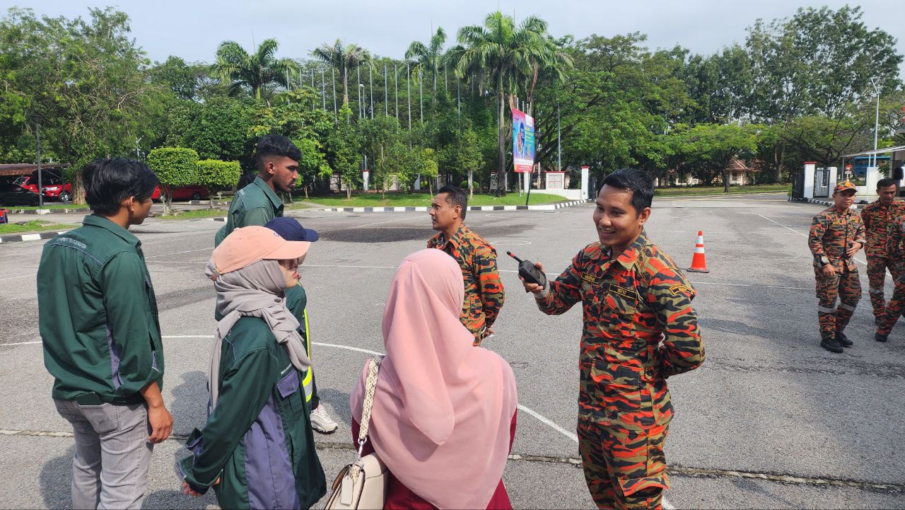 Pelajar Kejuruteraan Geomatik UTM kongsi ilmu teknologi GPS bersama ...