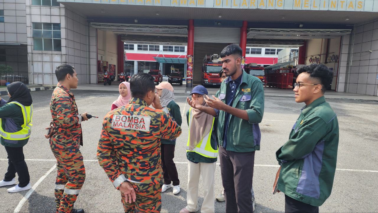 Pelajar Kejuruteraan Geomatik UTM kongsi ilmu teknologi GPS bersama ...