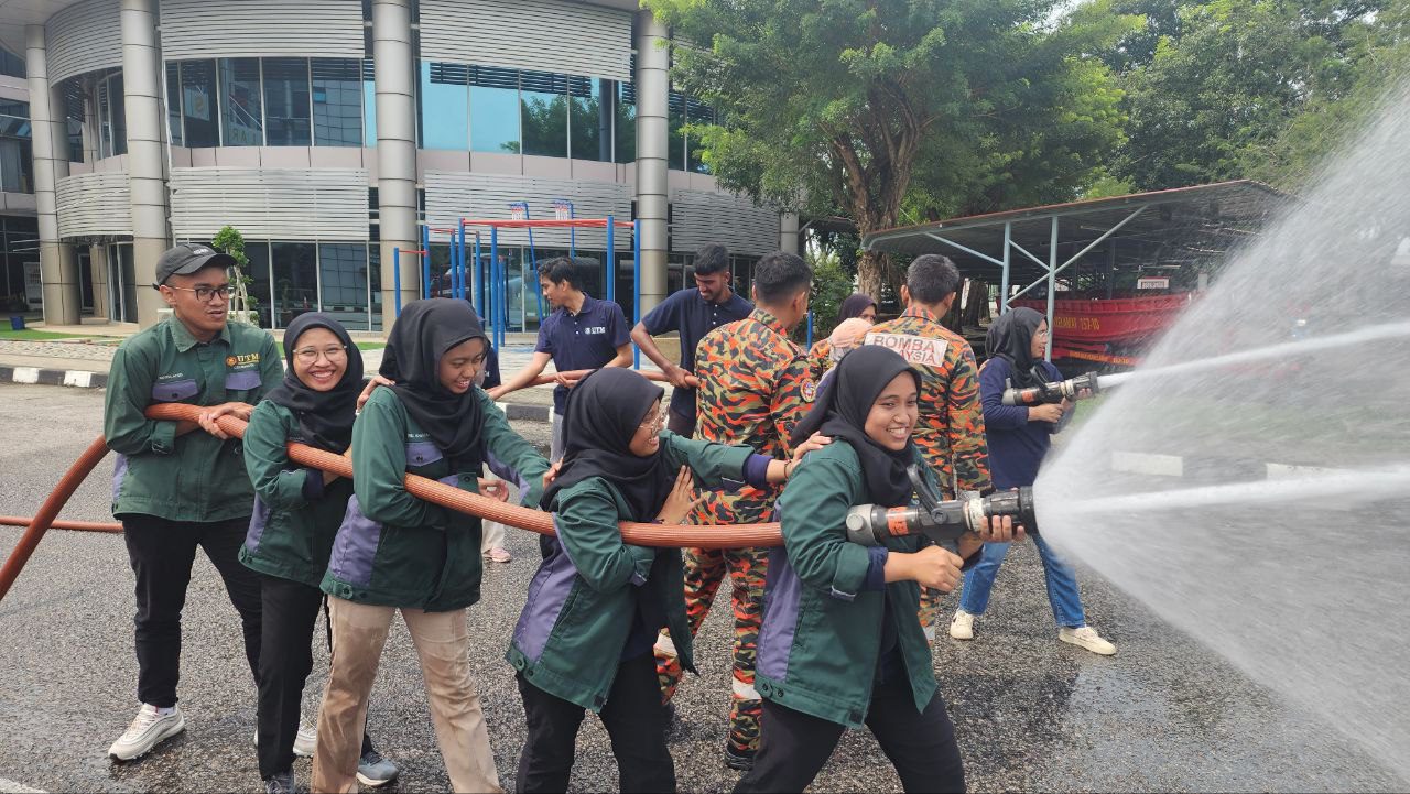 Pelajar Kejuruteraan Geomatik UTM kongsi ilmu teknologi GPS bersama ...