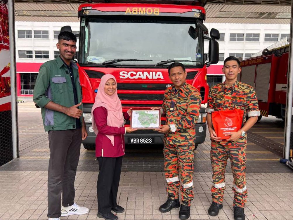 Pelajar Kejuruteraan Geomatik UTM kongsi ilmu teknologi GPS bersama ...