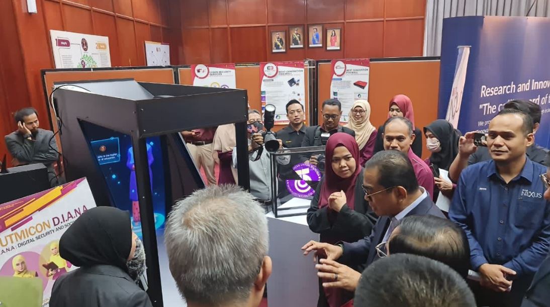 Introducing D.I.A.N.A – UTM’s Intelligent Hologram Avatar – UTM NewsHub