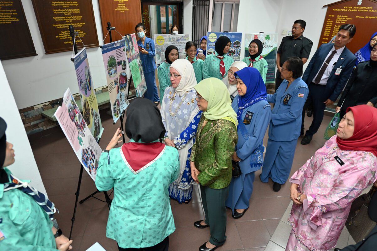 Pasukan Pandu Puteri Klover UTM Bentang Poster Advokasi Bebaskan Diriku ...