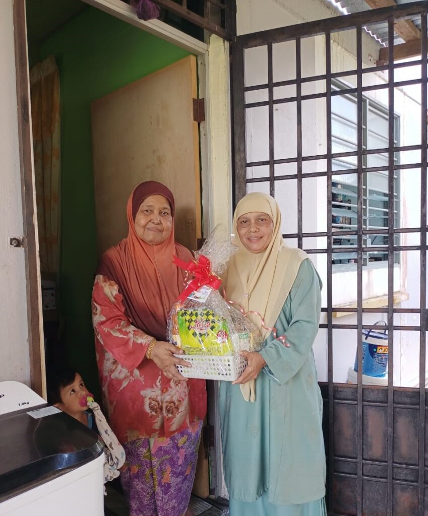 Ziarah Ramadan BRaKE FKM santuni pesara, balu staf dan asnaf – UTM NewsHub