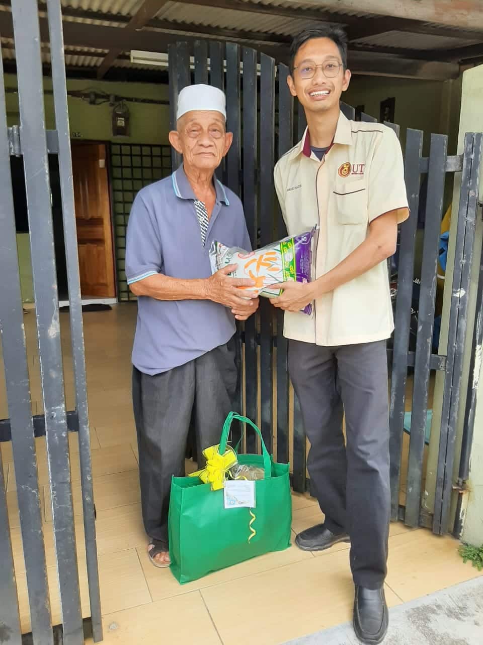 Ziarah Ramadan BRaKE FKM santuni pesara, balu staf dan asnaf – UTM NewsHub