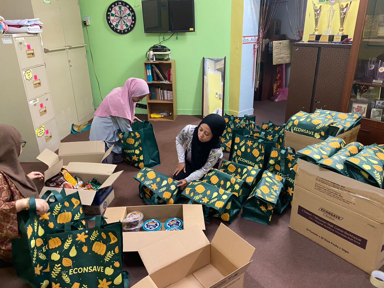 Kolej Tun Fatimah santuni 50 pelajar B40 dengan Beg Kasih Ramadan – UTM ...