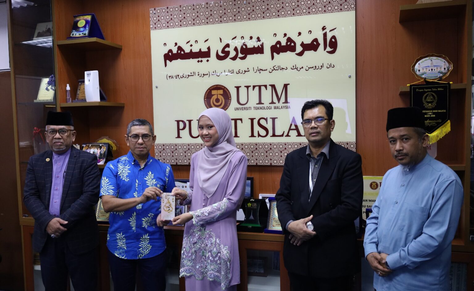 Rifhan Teknologi prihatin serah sumbangan Wakalah Zakat kepada pelajar ...