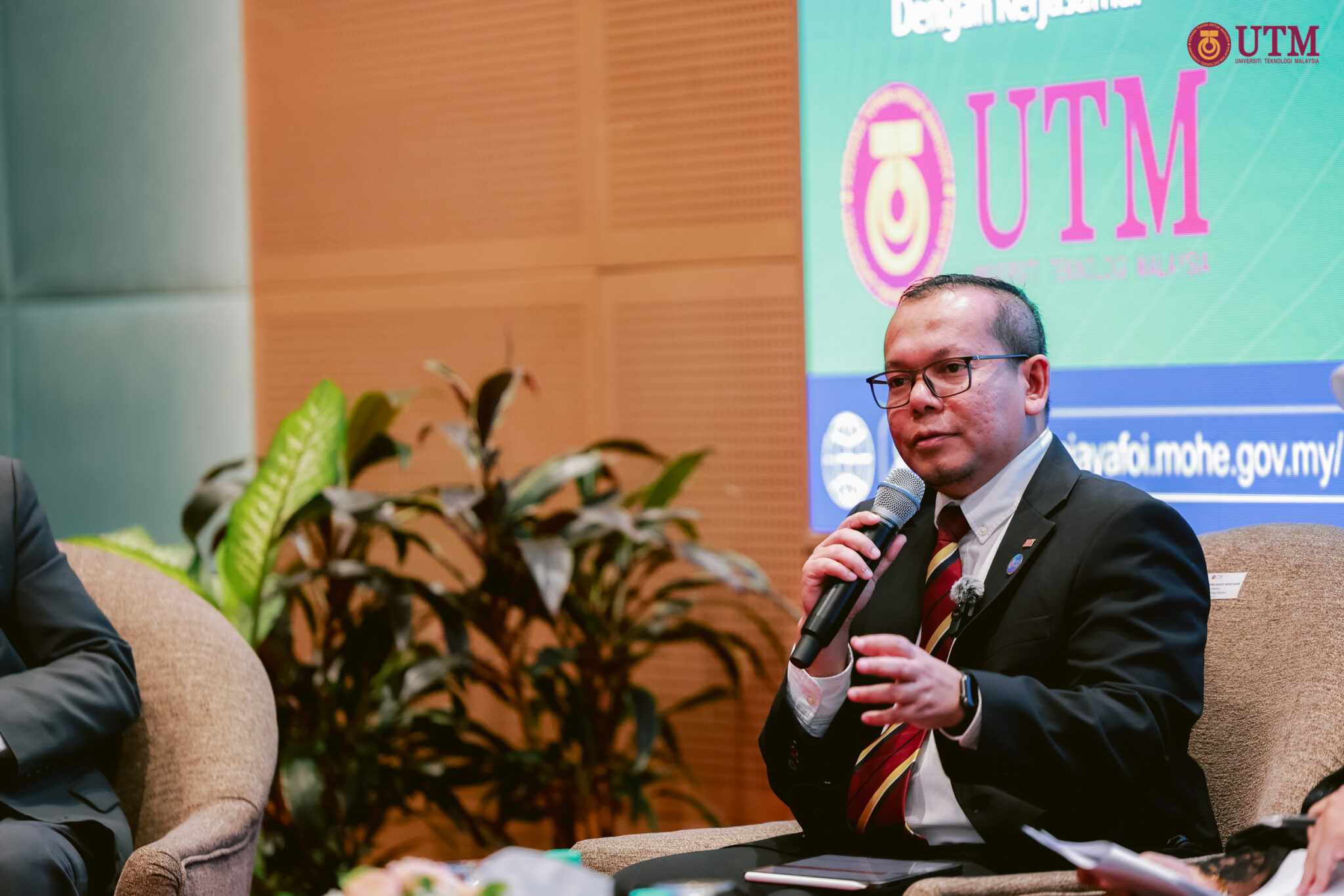 Forum MyIDEAS: Falsafah, Etika dan Kelestarian dalam Dasar AI IPT | UTM ...