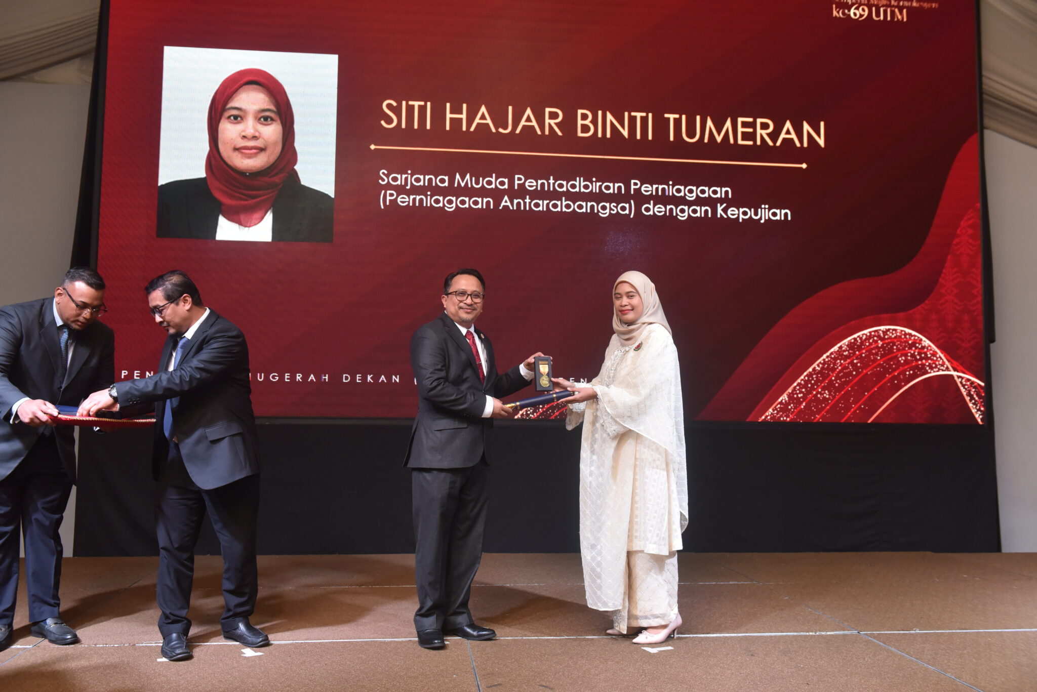 130 Graduan SPACE UTM Dirai Pada Majlis Anugerah Dekan dan Hadiah ...
